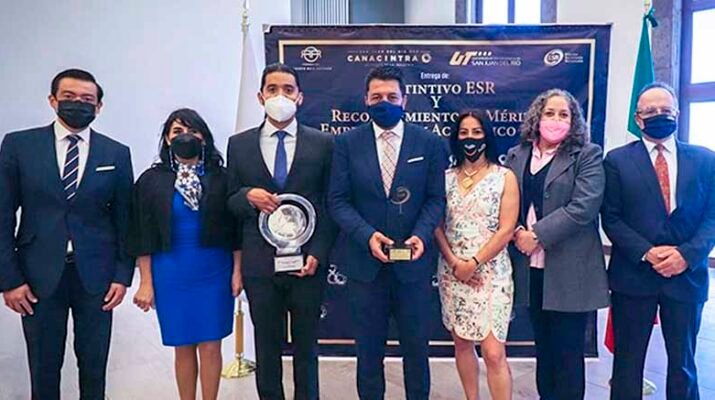 Noticiero Panorama Queretano Docente Iván Trejo recibe Premio al Mérito ...